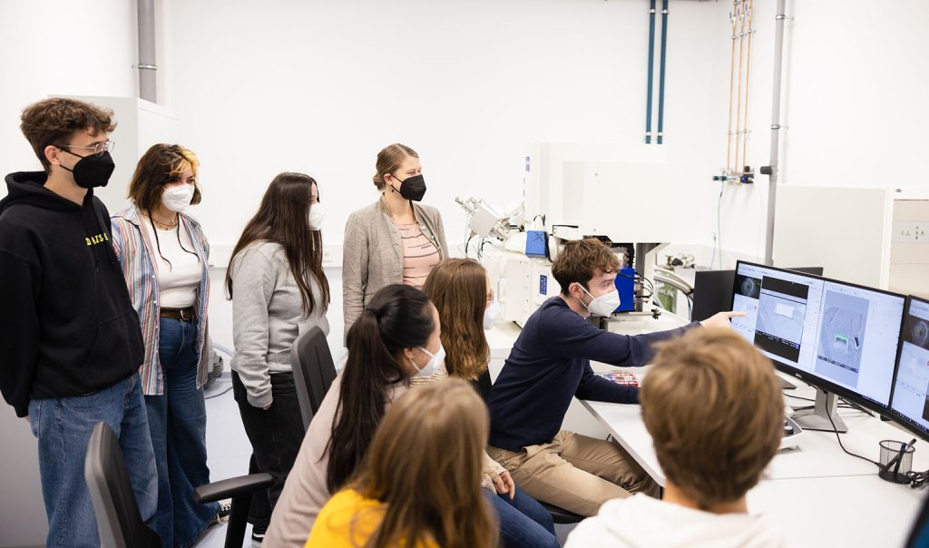 Undergrad students at the IC learning the basics of volume EM